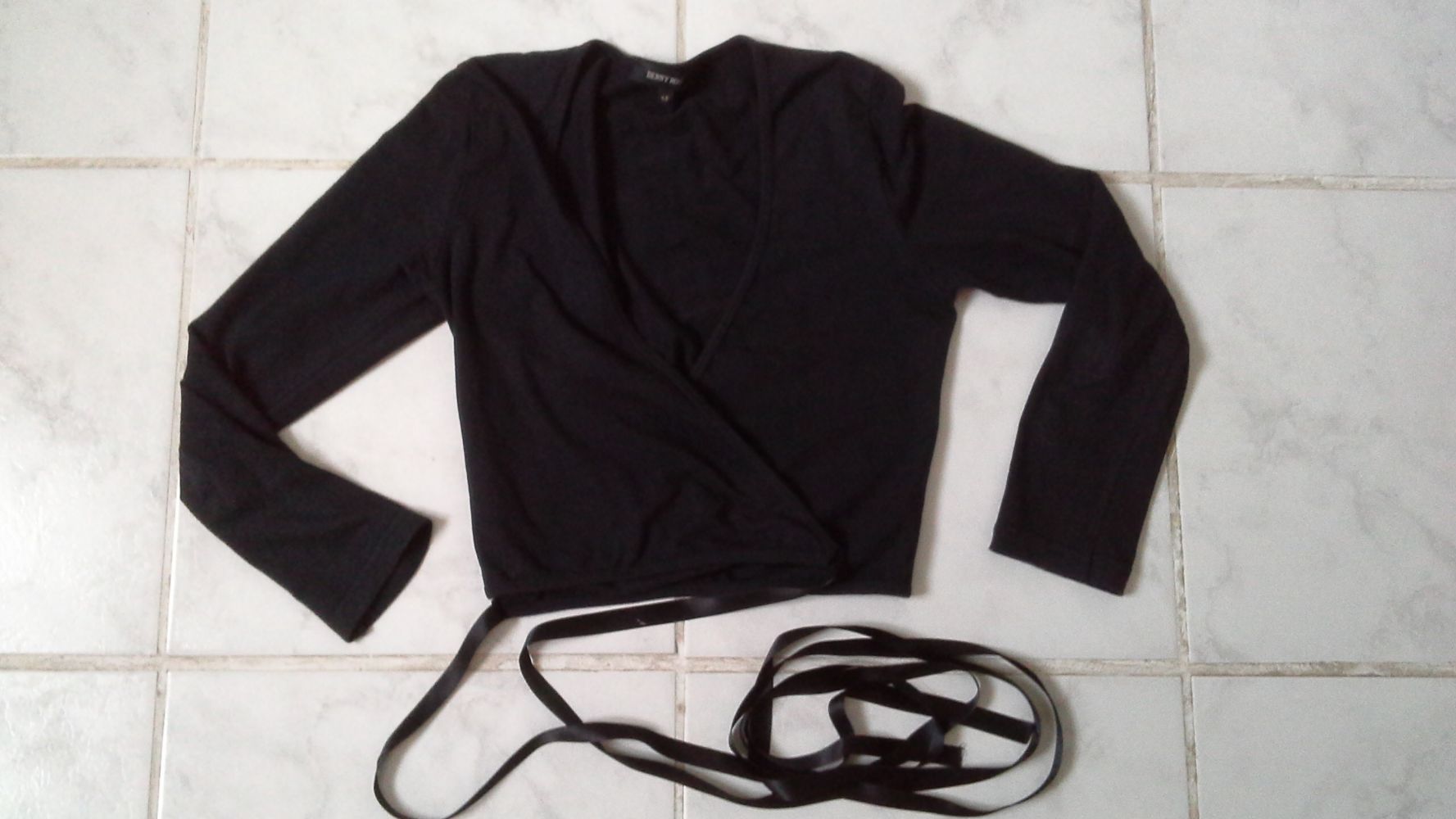 Baratto/Scambio: Maglia nera incrociata [ Abbigliamento/Abbigliamento ...